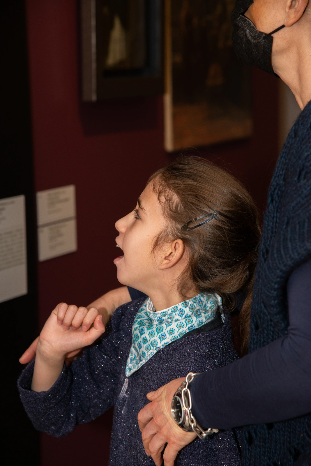 Un visiteur en situation de handicap au musée Courbet – Musée Courbet